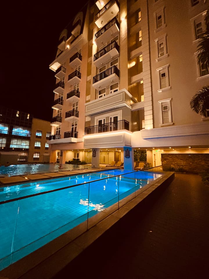 Cozy Parisian Getaway Steps From Festive Walk Mall - Iloilo City
