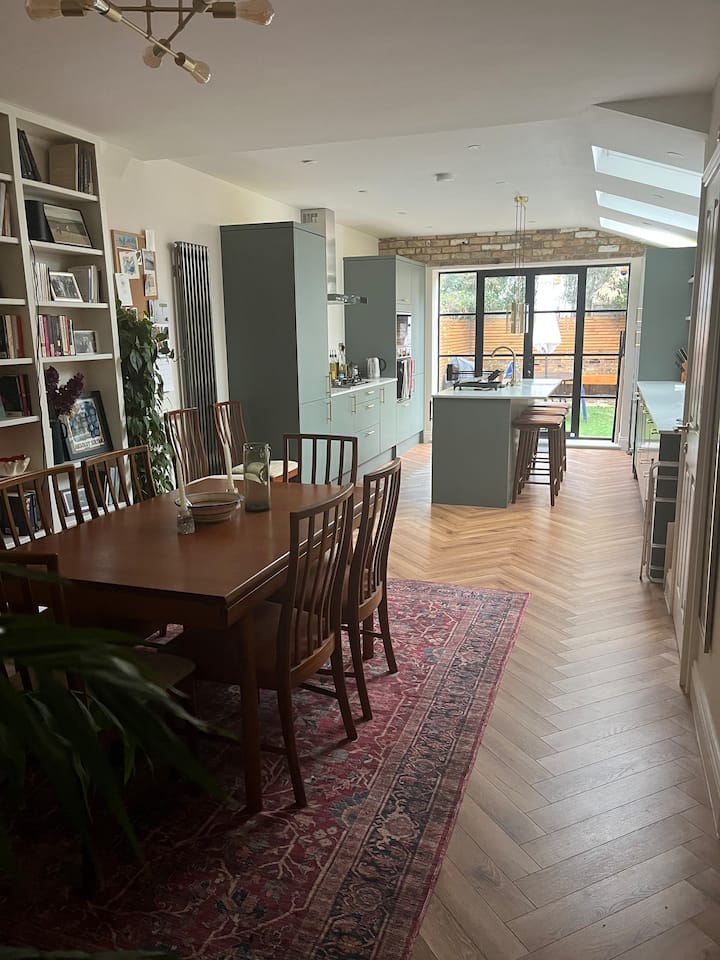 Spacious House In Walthamstow - Chingford