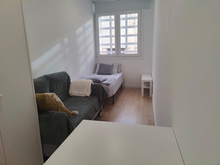 Un Estudio Pequeño En Deusto 1 - Bilbao