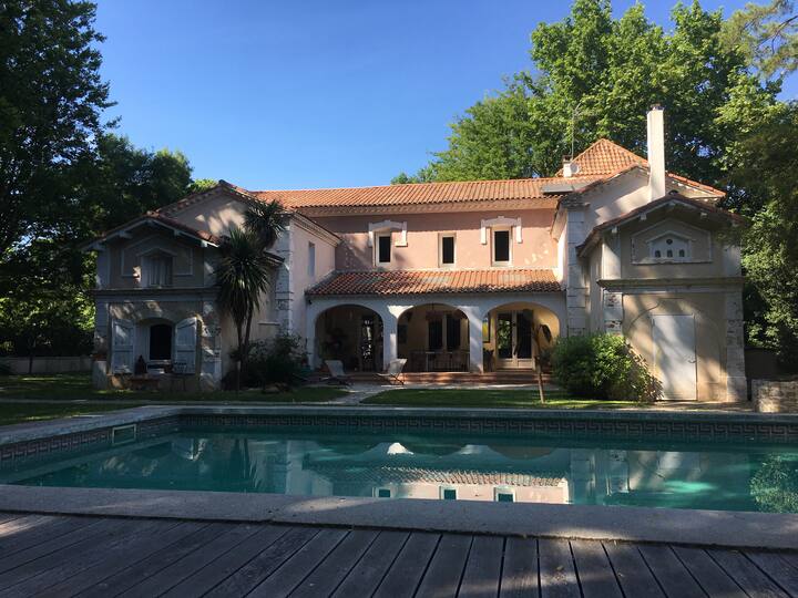 Un Lieu Hors Du Commun - Nimes