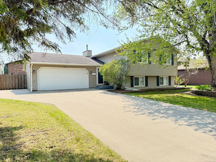 4br I Xl Fenced Yard, Pack N Play, Garage, Patio - Fargo, ND