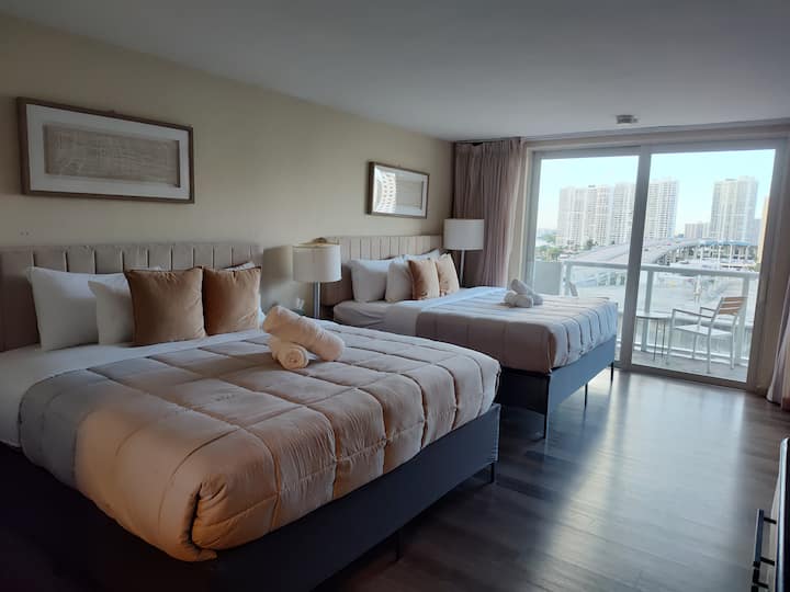 Studio  736 Con Balcón Cnd2335210  Str-03127 - Sunny Isles Beach, FL