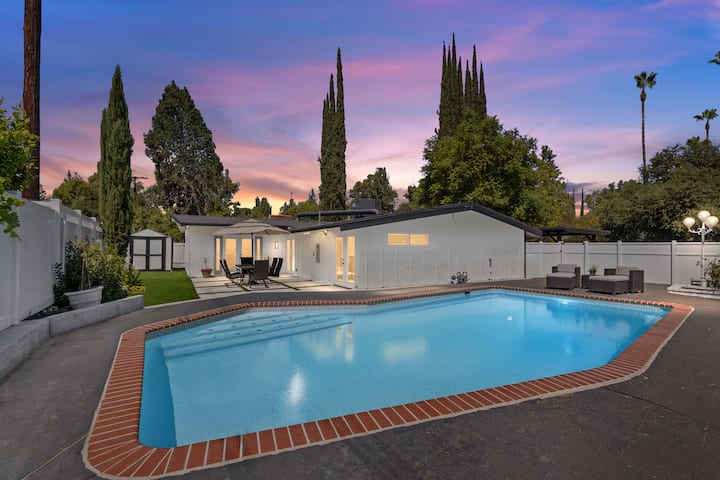 New Luxury Modern 4 Bed + Pool | 30+ Night Stay - Calabasas, CA
