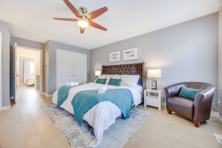 Modern Family Home W/ Private Yard - Walk To Lake - Grimsby