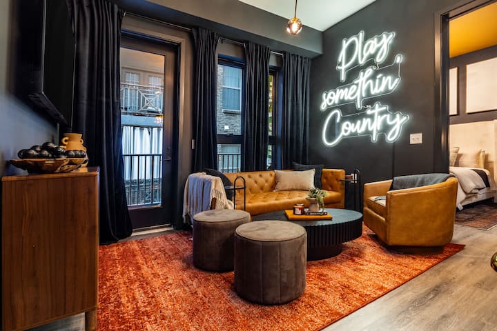 Stylish 2br On Music Row W/ Pool & Downtown Views - Nashville, TN