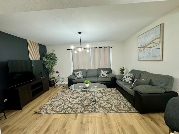 Beautifully Renovated Townhouse - Tempe, AZ