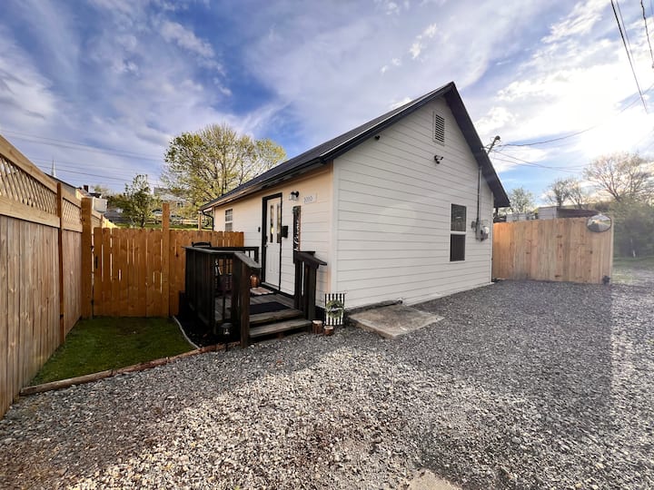 Appalachian Moonshine Cottage - 브리스톨