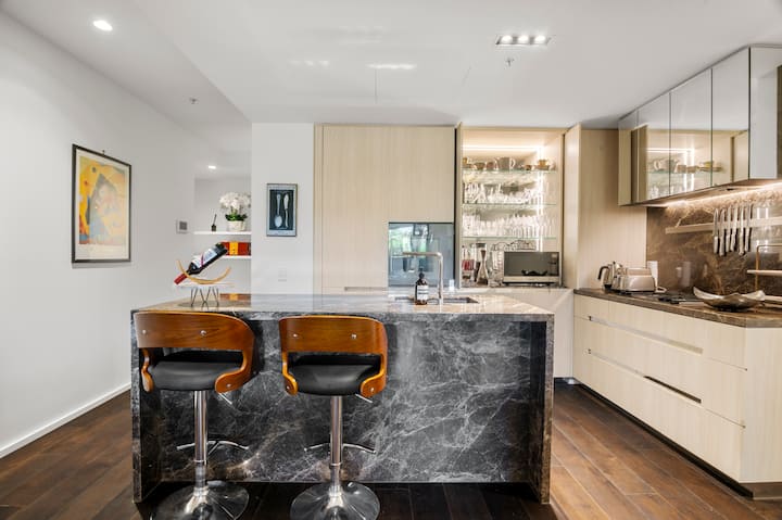 Lakeside Luxury 2b2b | Parking Gym & Pool - Melbourne