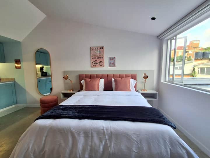 Queen Bed Loft W/ 500mb Wifi, Self Check In - Bogotá