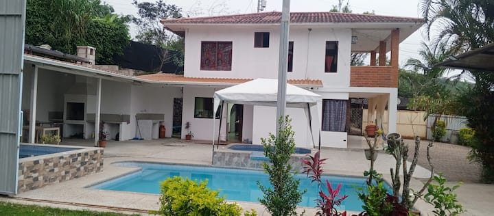 Quinta Vacacional. En Alquiler En Yunguilla - Santa Isabel