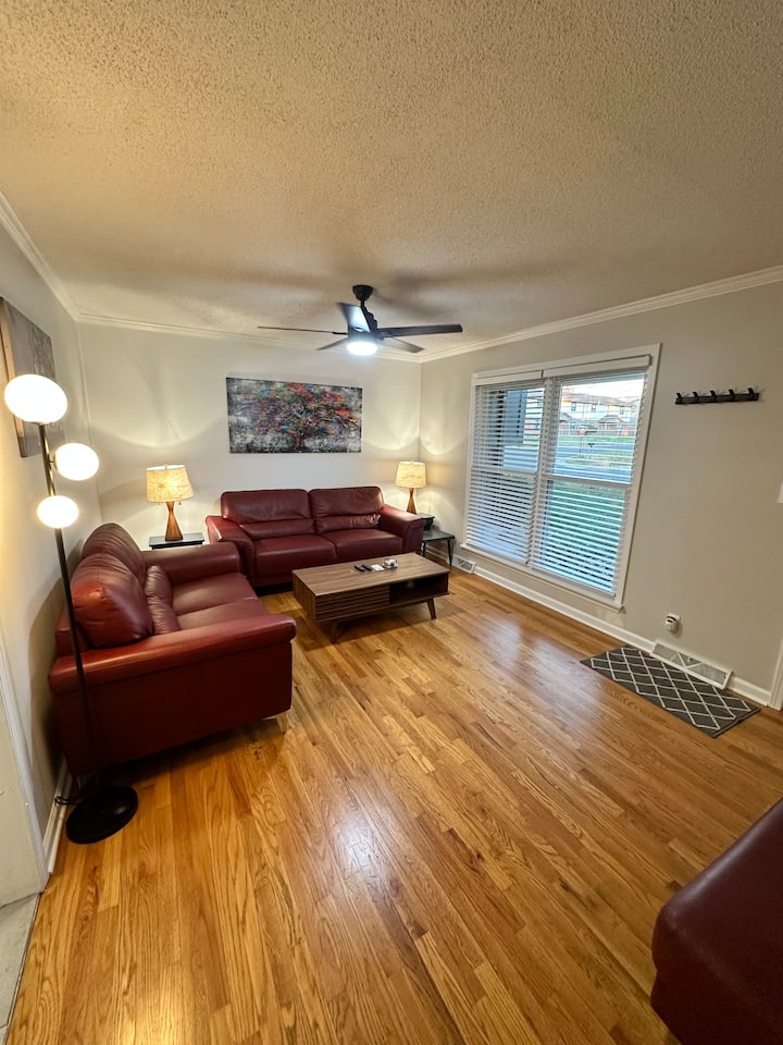 3 Bed 1.5 Bath Pet Friendly Apt - Columbia, MO