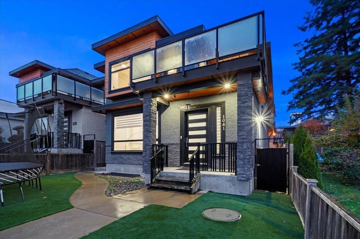 Gorgeous Bedroom In New House - Coquitlam