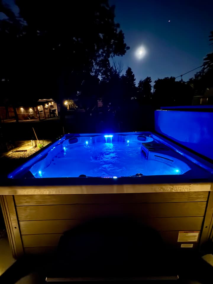 Cozy Guest Suite + Hot Tub | Denver & Red Rocks - Wheat Ridge, CO