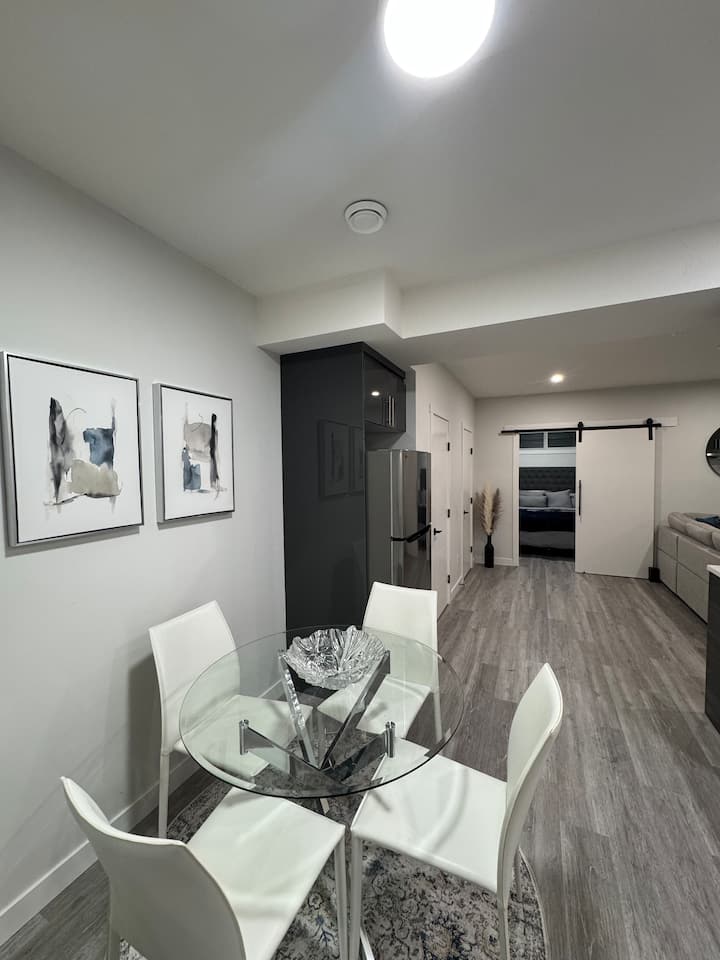 Airport Stylish 1 Bedroom Suite With Large Tv - Calgary