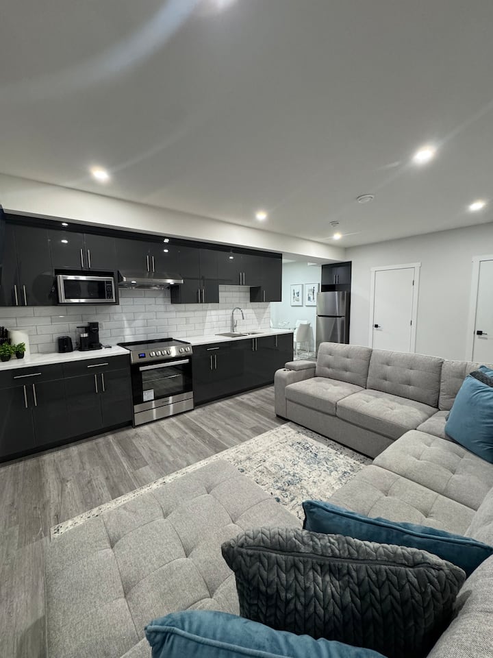 Airport Stylish 1 Bedroom Suite With Large Tv - Calgary