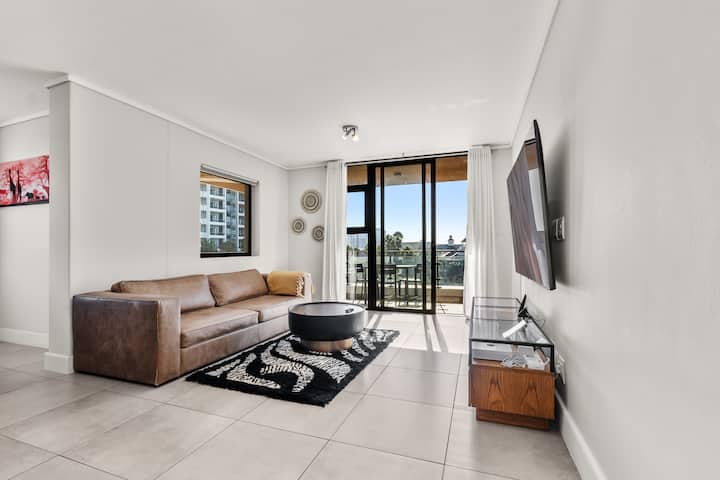 Century City 2br | Walk To Mall, Nature & Balcony - Goodwood