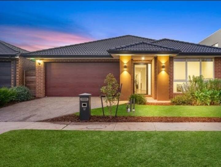 Beautiful, Clean, Garden, Gym - Melton