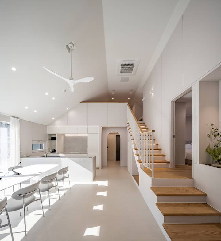 일월여정(자쿠지타입)
200평마당,개별바베큐장,12인가능 - Jinju