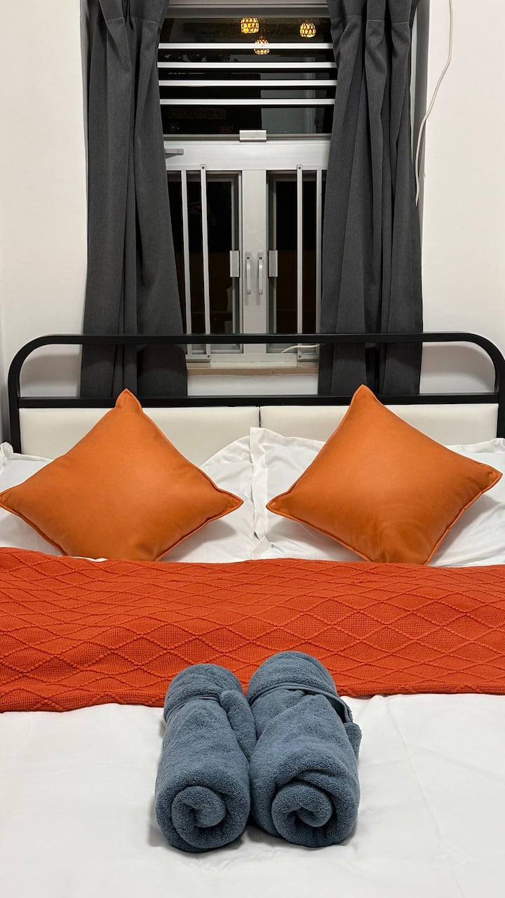 Cozy Home With Balcony Next To Night Market & Mtr - Hong Kong