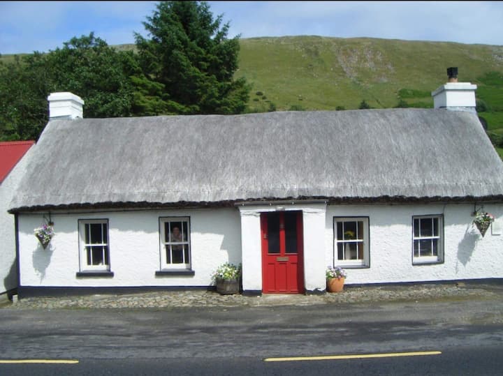 Eddie's Thatch Roadside Cottage - County Donegal, Ireland