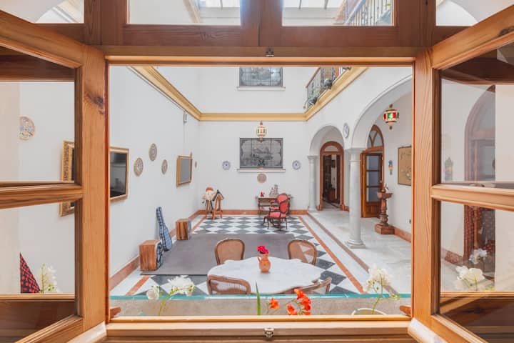 Casa Palacio In Jerez | 5br, Rooftop & Patio - Jerez de la Frontera