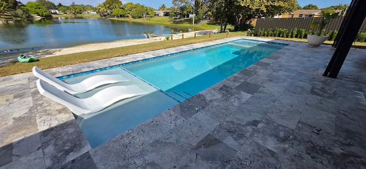 Miami Lakehouse - Heated Pool & Spa - North Miami Beach, FL