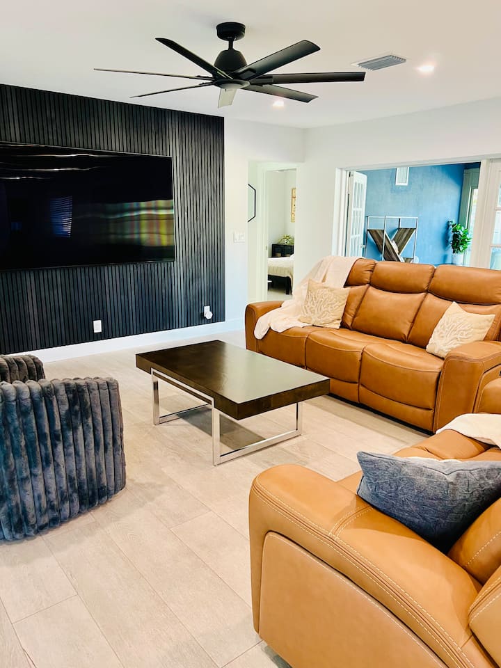 Modern Florida Pool Home - Palm Beach Gardens, FL