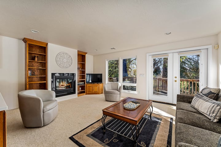 Cozy Upstairs Guesthouse - Grants Pass, OR