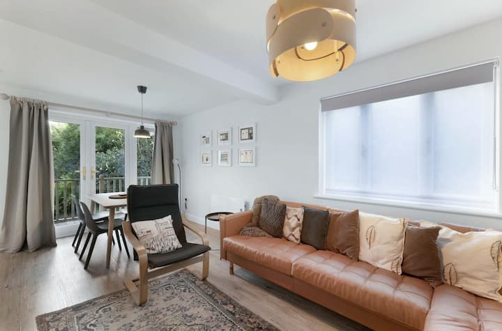Mulberry, Central Bowness, Sleeps 4, 2 Bedrooms - Bowness-on-Windermere