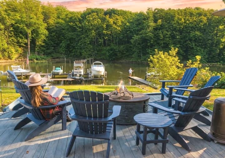 Luxury Waterfront Getaway- Fire Pit & Hot Tub - Pasadena, MD
