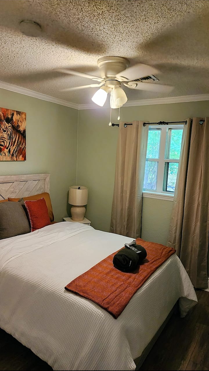 Autumn Retreat
King Suite 
Queen Bed &
Double Bed - Fort Smith, AR