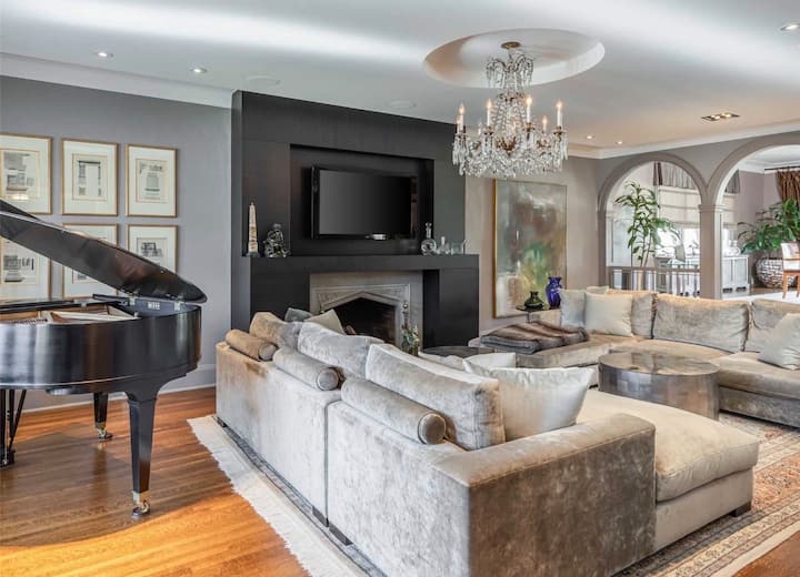 Mansion In A Prestigious Toronto Neighbourhood - Toronto, ON