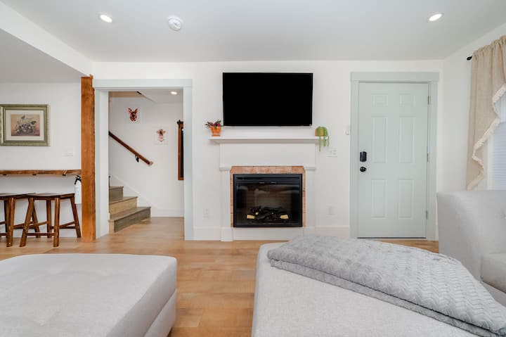 Remodeled 1790 Farmhouse!  4 Bedroom. Unit A - Dover, NH