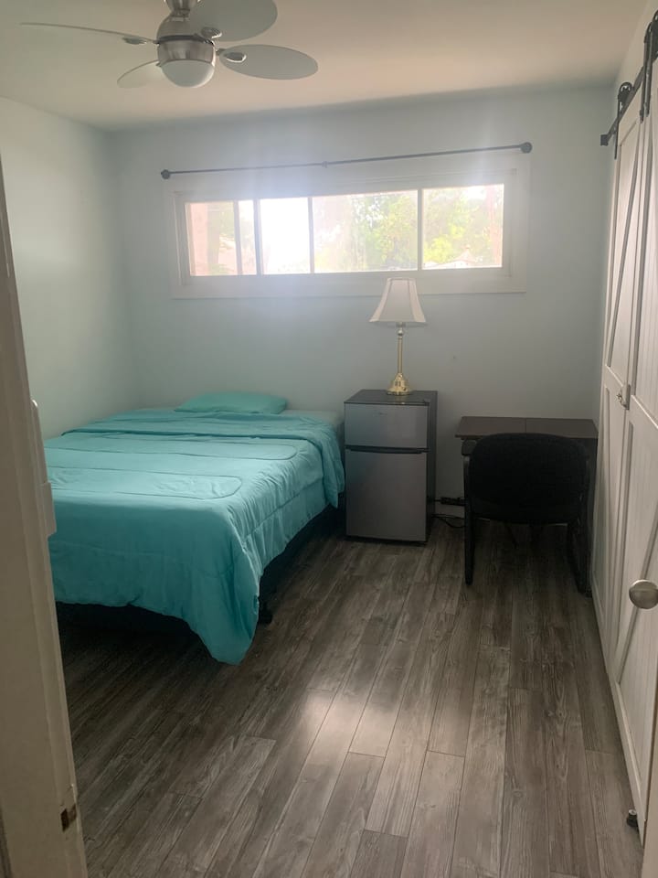 Tight Budget Room, Shared Bathroom - Estevan