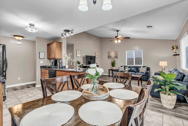 Spacious 5bd/2ba W/ Bbq & Wi-fi - Visalia, CA