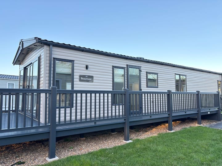 Caravan Retreat At Thorpe Park - Cleethorpes