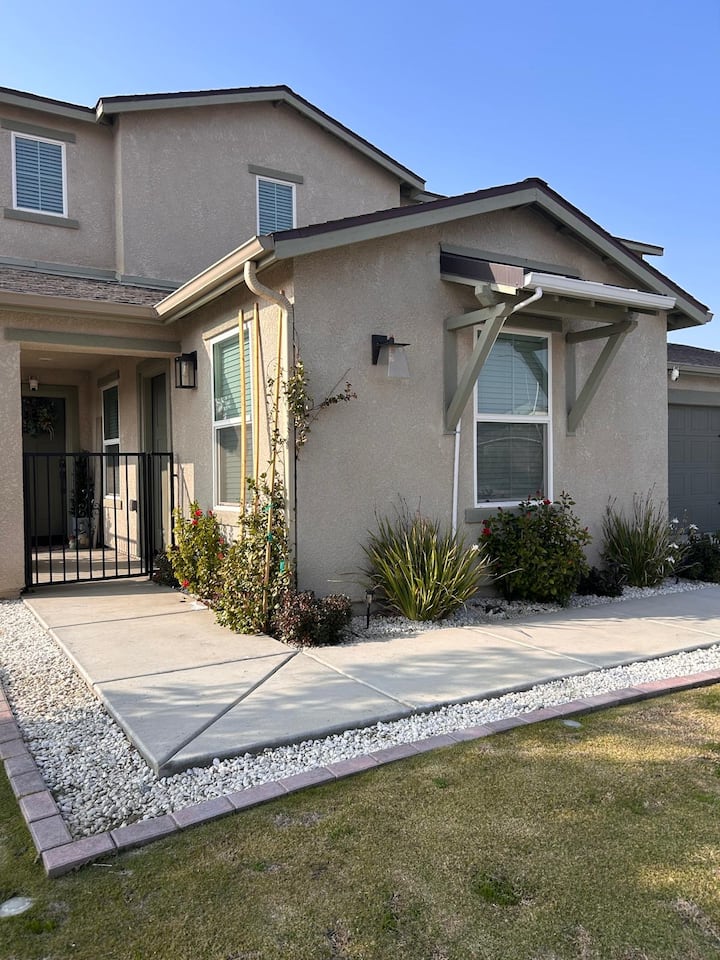 Cozy Two Bedroom Suit - Bakersfield, CA