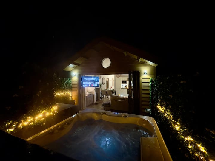 Idyllic Country Lodge With Hot Tub & Log Burner - United Kingdom