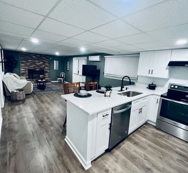 Modern Hideaway + Full Laundry - Stone Mountain, GA