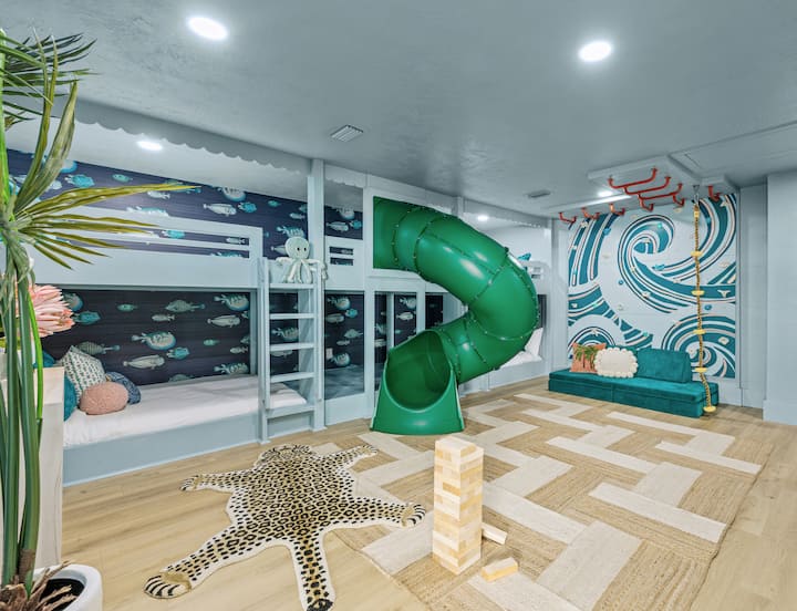 Poolside Movie, Custom Bunk Suite, 7 Min To Beach - Madeira Beach, FL