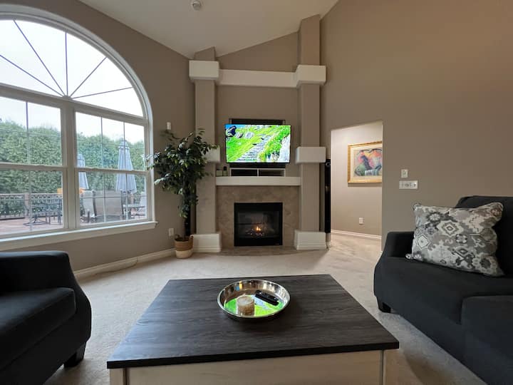 Contemporary Villa-families/executives/contractors - Toledo, OH