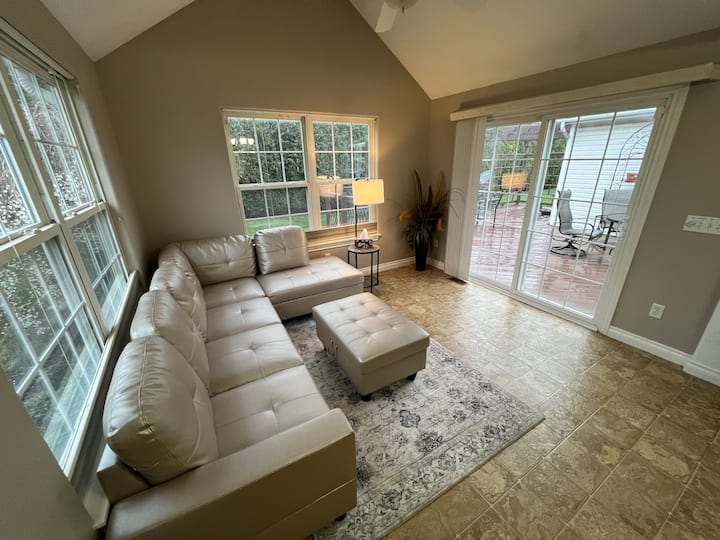 Contemporary Villa- Families & Contractors Welcome - Toledo, OH