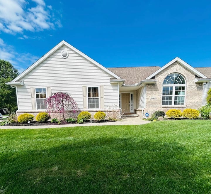 Cozy Getaway Home On Dorr - Toledo, OH