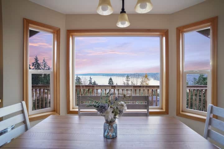 Cozy Bremerton Home With Water Views - Bremerton, WA