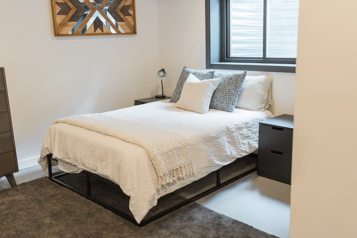 Cozy Private Room In The Smurf House - Downtown! - Colorado Springs, CO