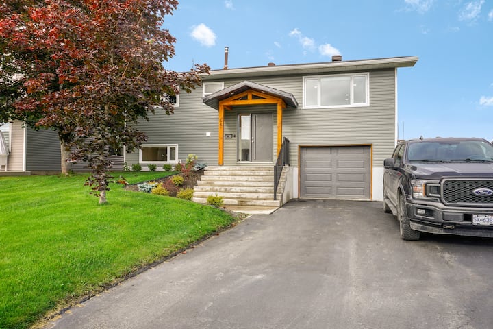 Cozy Bedroom. Awesome Views. Downstairs Gym - Kitimat