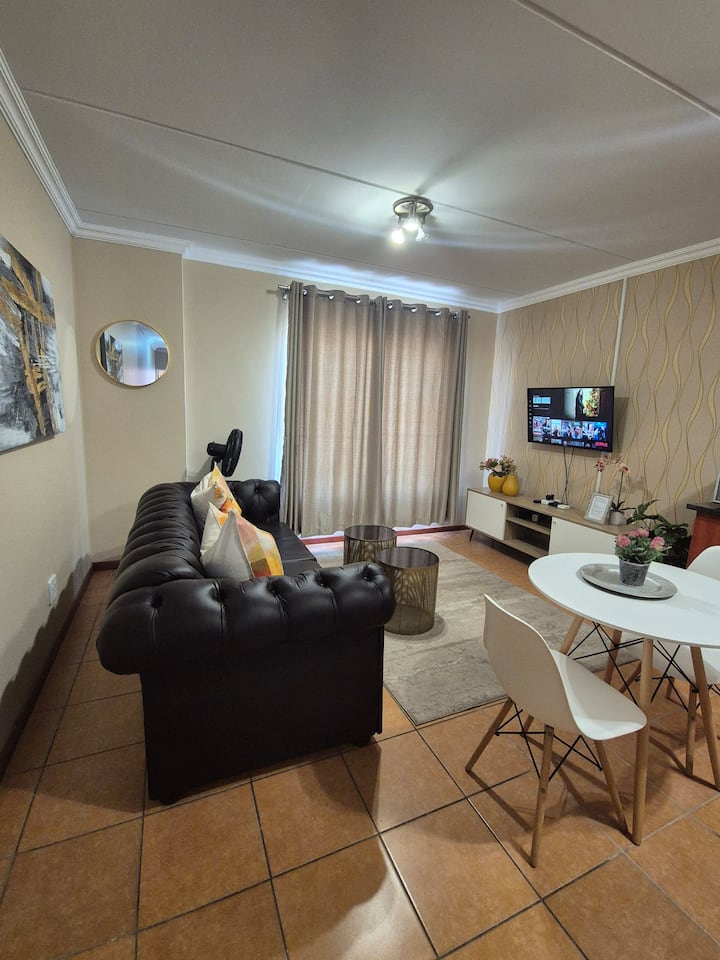 Walk To Galagher! Best Priced Modern, Clean Unit - Midrand