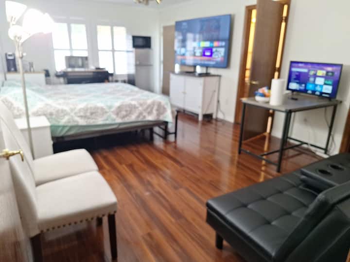 4bdr 1.5ba/upscale/self Check-in - Bakersfield, CA