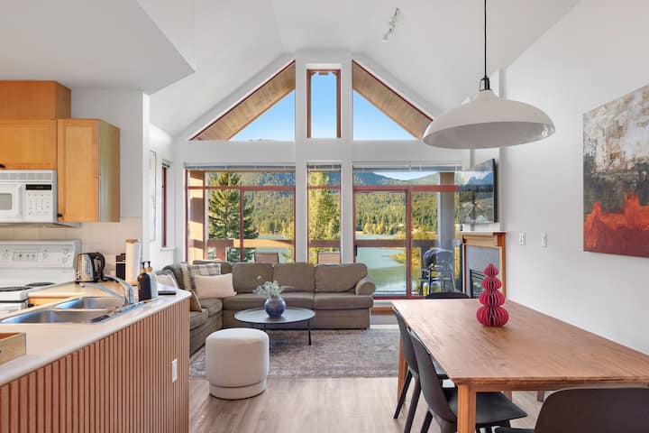 Cozy Lakefront Whistler Condo W/ Mountain View - Whistler