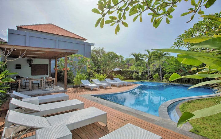 Cozy 1br Suite With Balcony Walk To Seminyak Beach - Kuta
